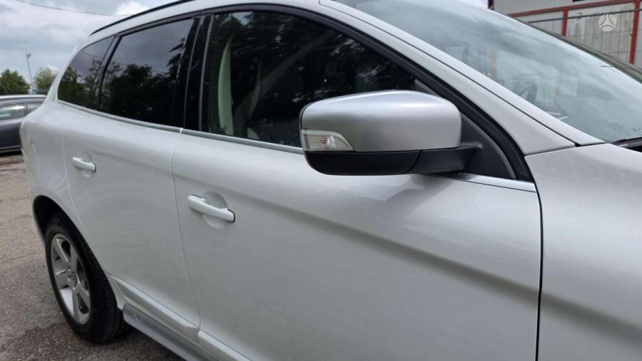 White Volvo XC60 2012 in Siauliai, with an engine capacity of 2.40 L and mileage of 286 thousand km for 9250 €, photo 16 on AUTOMOTO.COM.LV