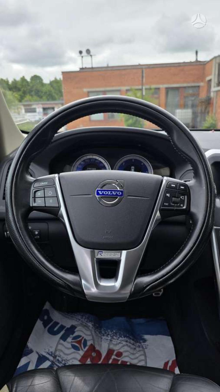 White Volvo XC60 2012 in Siauliai, with an engine capacity of 2.40 L and mileage of 286 thousand km for 9250 €, photo 23 on AUTOMOTO.COM.LV