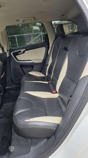 White Volvo XC60 2012 in Siauliai, with an engine capacity of 2.40 L and mileage of 286 thousand km for 9250 €, photo 31 on AUTOMOTO.COM.LV