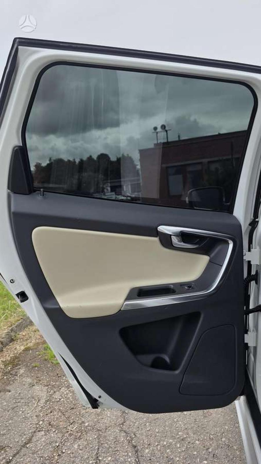 White Volvo XC60 2012 in Siauliai, with an engine capacity of 2.40 L and mileage of 286 thousand km for 9250 €, photo 33 on AUTOMOTO.COM.LV