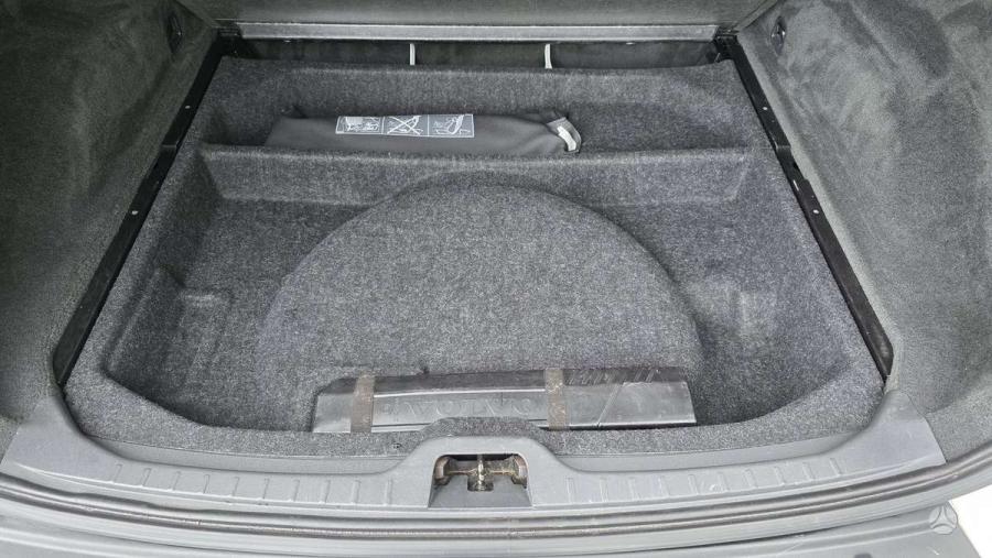 White Volvo XC60 2012 in Siauliai, with an engine capacity of 2.40 L and mileage of 286 thousand km for 9250 €, photo 37 on AUTOMOTO.COM.LV