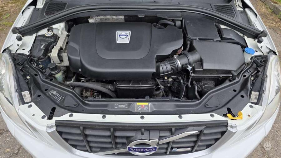 White Volvo XC60 2012 in Siauliai, with an engine capacity of 2.40 L and mileage of 286 thousand km for 9250 €, photo 39 on AUTOMOTO.COM.LV