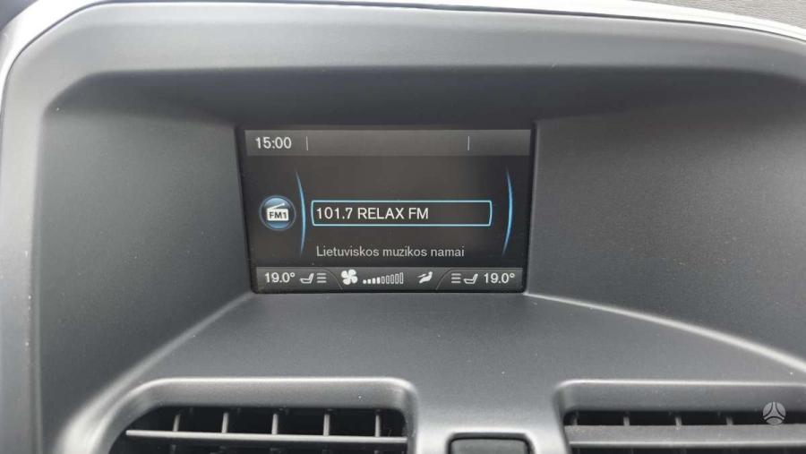 White Volvo XC60 2012 in Siauliai, with an engine capacity of 2.40 L and mileage of 286 thousand km for 9250 €, photo 44 on AUTOMOTO.COM.LV