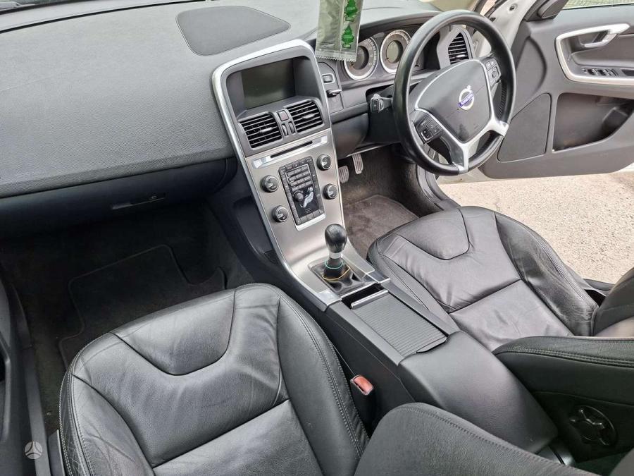 White Volvo XC60 2012 in Silute, with an engine capacity of 1.98 L and mileage of 180 thousand km for 3000 €, photo 15 on AUTOMOTO.COM.LV