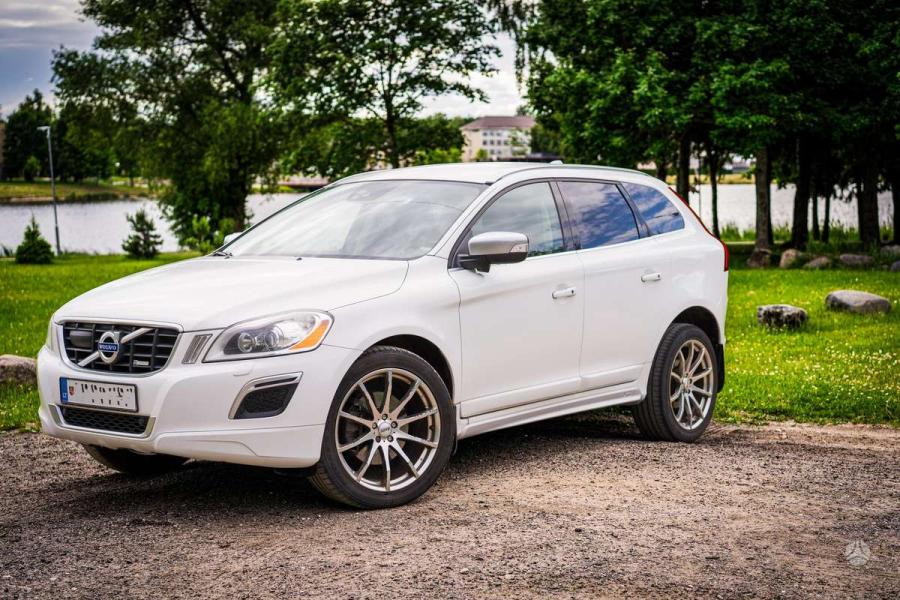 White Volvo XC60 2012 in Sirvintos, with an engine capacity of 2.40 L and mileage of 311 thousand km for 10500 €, photo 4 on AUTOMOTO.COM.LV