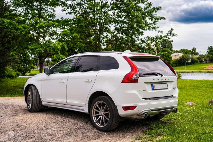 White Volvo XC60 2012 in Sirvintos, with an engine capacity of 2.40 L and mileage of 311 thousand km for 10500 €, photo 7 on AUTOMOTO.COM.LV
