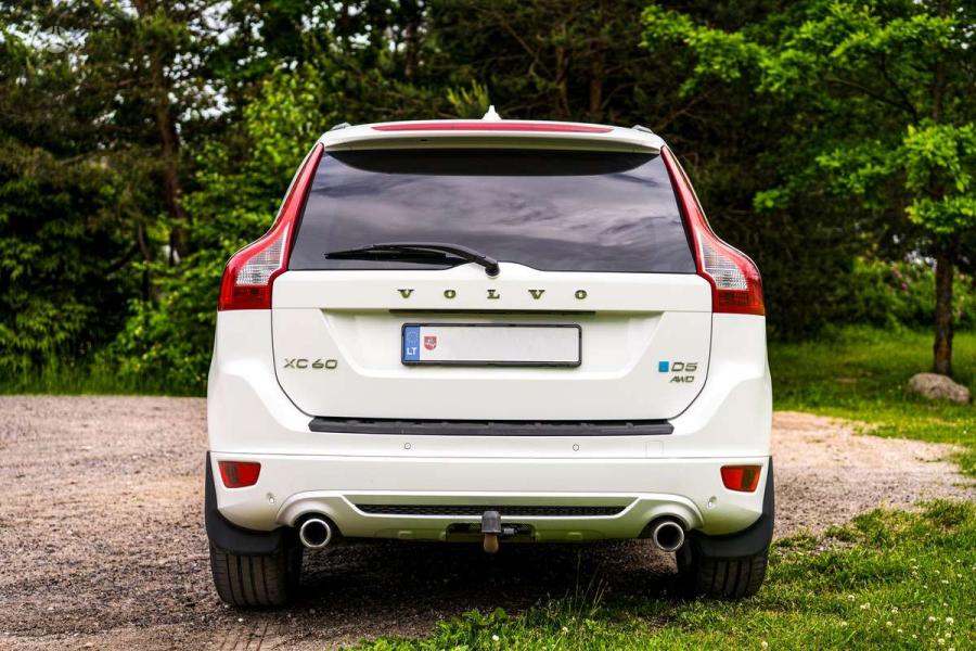 White Volvo XC60 2012 in Sirvintos, with an engine capacity of 2.40 L and mileage of 311 thousand km for 10500 €, photo 8 on AUTOMOTO.COM.LV