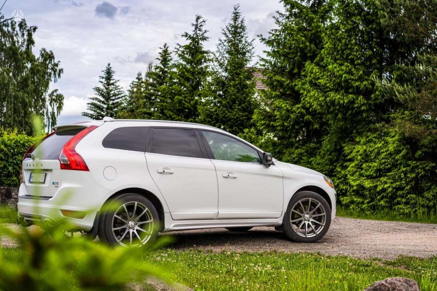 White Volvo XC60 2012 in Sirvintos, with an engine capacity of 2.40 L and mileage of 311 thousand km for 10500 €, photo 9 on AUTOMOTO.COM.LV
