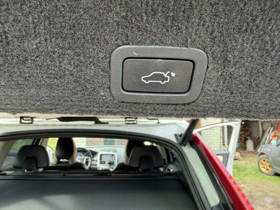 White Volvo XC60 2012 in Sirvintos, with an engine capacity of 2.40 L and mileage of 311 thousand km for 10500 €, photo 16 on AUTOMOTO.COM.LV
