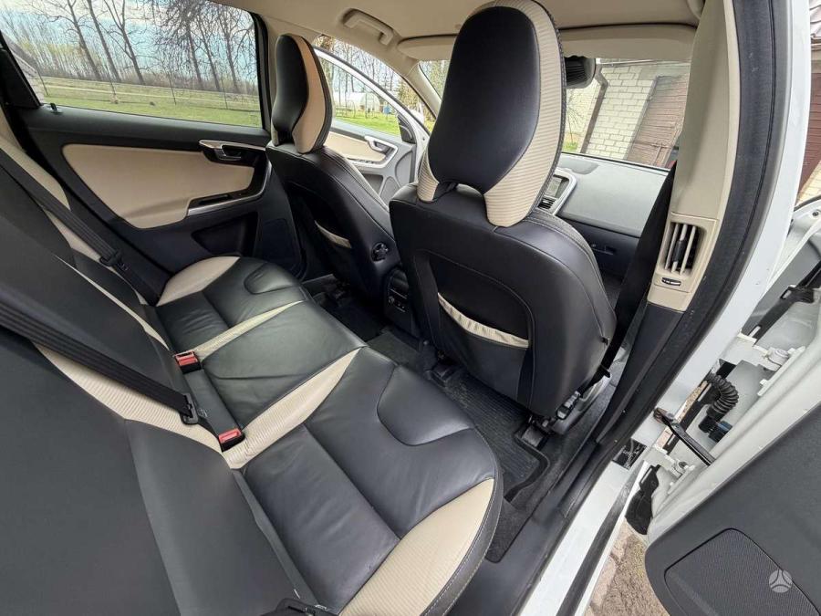 White Volvo XC60 2012 in Sirvintos, with an engine capacity of 2.40 L and mileage of 311 thousand km for 10500 €, photo 17 on AUTOMOTO.COM.LV
