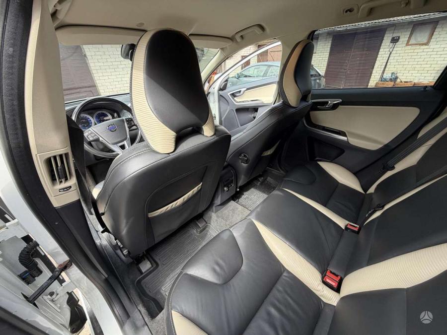 White Volvo XC60 2012 in Sirvintos, with an engine capacity of 2.40 L and mileage of 311 thousand km for 10500 €, photo 19 on AUTOMOTO.COM.LV