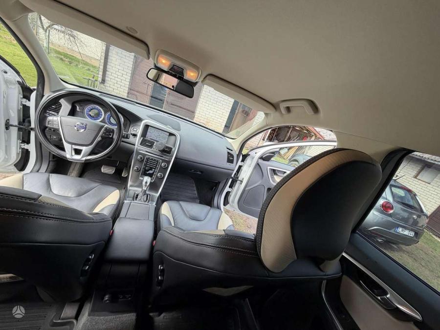 White Volvo XC60 2012 in Sirvintos, with an engine capacity of 2.40 L and mileage of 311 thousand km for 10500 €, photo 20 on AUTOMOTO.COM.LV