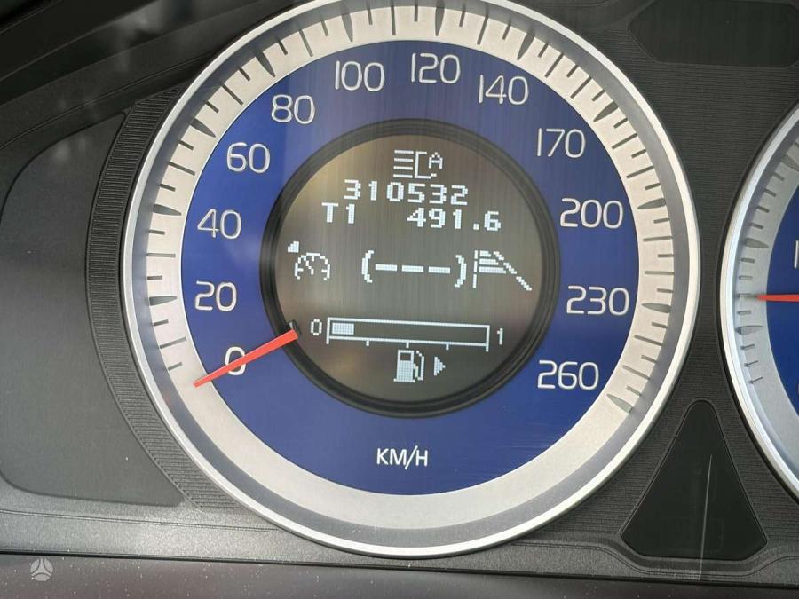 White Volvo XC60 2012 in Sirvintos, with an engine capacity of 2.40 L and mileage of 311 thousand km for 10500 €, photo 22 on AUTOMOTO.COM.LV
