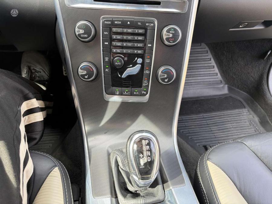 White Volvo XC60 2012 in Sirvintos, with an engine capacity of 2.40 L and mileage of 311 thousand km for 10500 €, photo 25 on AUTOMOTO.COM.LV