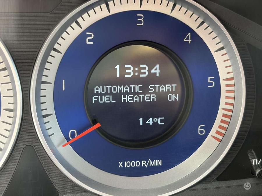 White Volvo XC60 2012 in Sirvintos, with an engine capacity of 2.40 L and mileage of 311 thousand km for 10500 €, photo 37 on AUTOMOTO.COM.LV