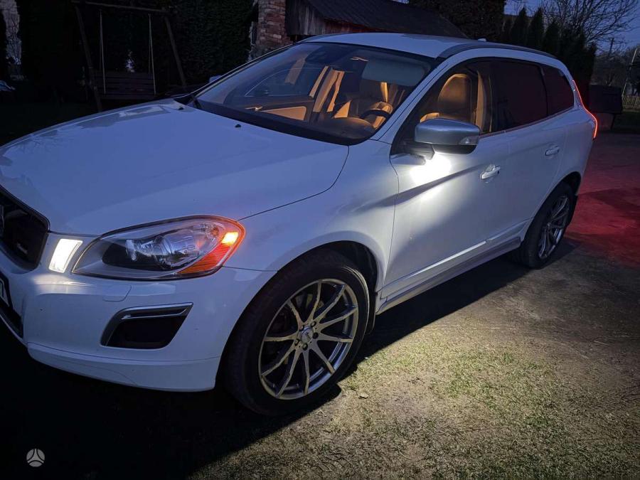 White Volvo XC60 2012 in Sirvintos, with an engine capacity of 2.40 L and mileage of 311 thousand km for 10500 €, photo 39 on AUTOMOTO.COM.LV