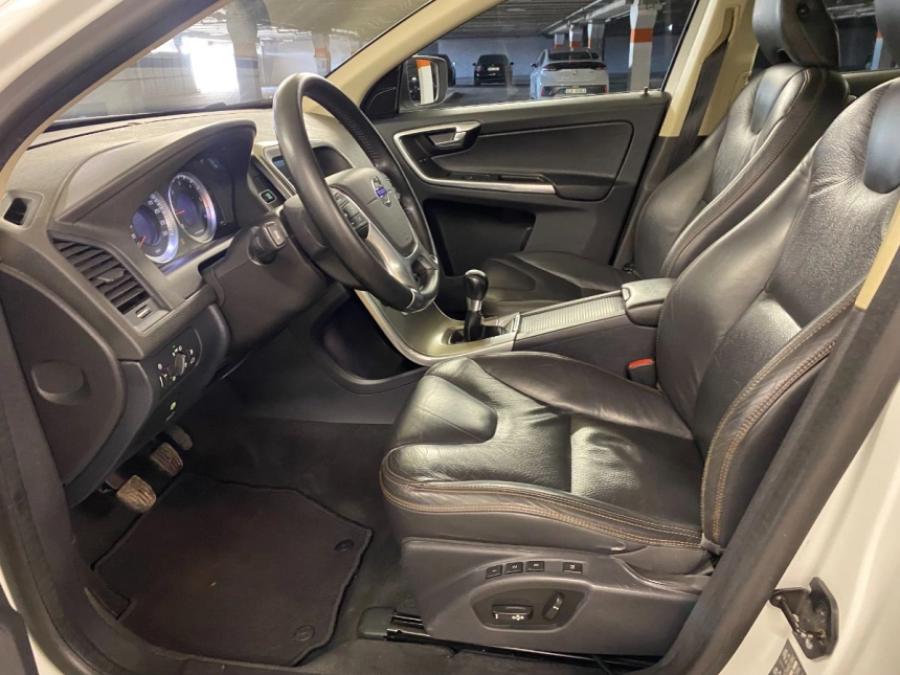 White Volvo XC60 2012 in Riga, with an engine capacity of 2.40 L and mileage of 189 thousand km for 12450 €, photo 13 on AUTOMOTO.COM.LV