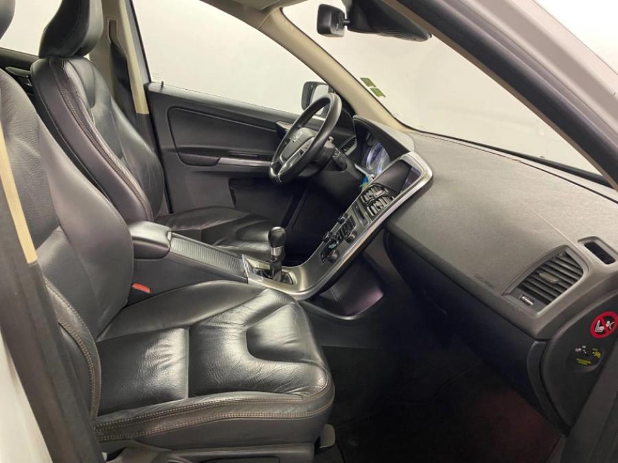 White Volvo XC60 2012 in Riga, with an engine capacity of 2.40 L and mileage of 189 thousand km for 12450 €, photo 14 on AUTOMOTO.COM.LV