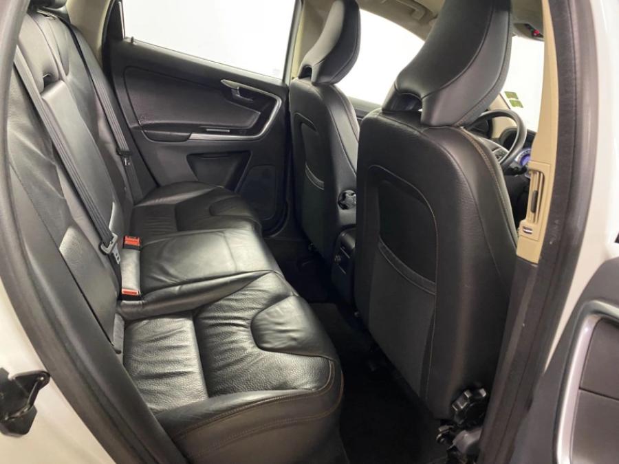 White Volvo XC60 2012 in Riga, with an engine capacity of 2.40 L and mileage of 189 thousand km for 12450 €, photo 16 on AUTOMOTO.COM.LV