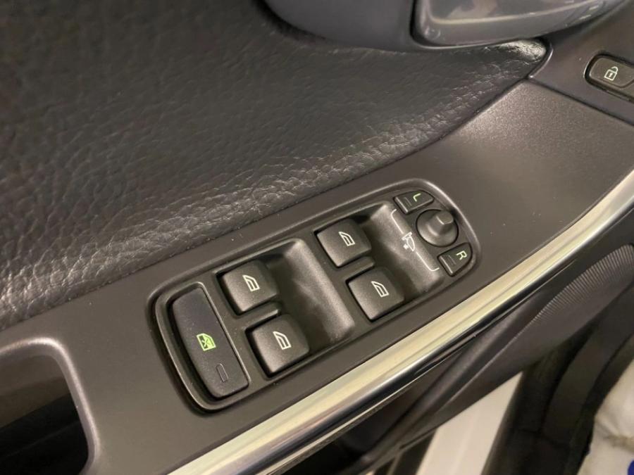 White Volvo XC60 2012 in Riga, with an engine capacity of 2.40 L and mileage of 189 thousand km for 12450 €, photo 21 on AUTOMOTO.COM.LV