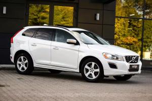 White Volvo XC60 2012 in Jelgava, with an engine capacity of 2.00 L and mileage of 295 thousand km for 9300 €, photo 4 on AUTOMOTO.COM.LV