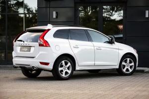 White Volvo XC60 2012 in Jelgava, with an engine capacity of 2.00 L and mileage of 295 thousand km for 9300 €, photo 6 on AUTOMOTO.COM.LV