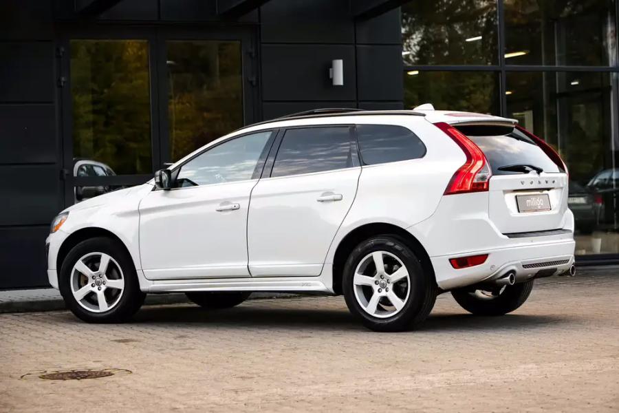 White Volvo XC60 2012 in Jelgava, with an engine capacity of 2.00 L and mileage of 295 thousand km for 9300 €, photo 10 on AUTOMOTO.COM.LV