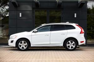White Volvo XC60 2012 in Jelgava, with an engine capacity of 2.00 L and mileage of 295 thousand km for 9300 €, photo 12 on AUTOMOTO.COM.LV
