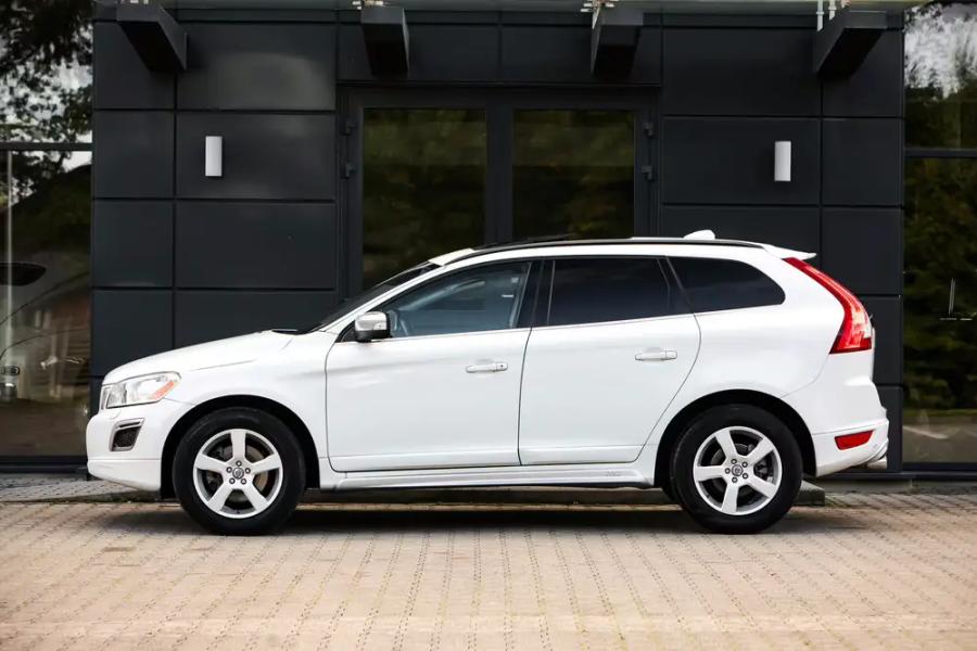 White Volvo XC60 2012 in Jelgava, with an engine capacity of 2.00 L and mileage of 295 thousand km for 9300 €, photo 12 on AUTOMOTO.COM.LV