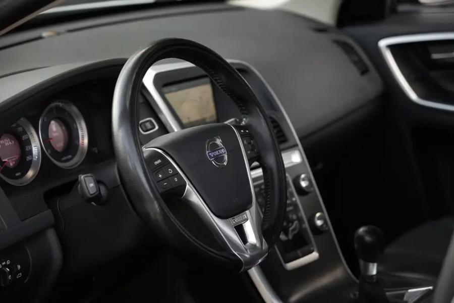 White Volvo XC60 2012 in Jelgava, with an engine capacity of 2.00 L and mileage of 295 thousand km for 9300 €, photo 13 on AUTOMOTO.COM.LV