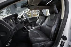 White Volvo XC60 2012 in Jelgava, with an engine capacity of 2.00 L and mileage of 295 thousand km for 9300 €, photo 14 on AUTOMOTO.COM.LV