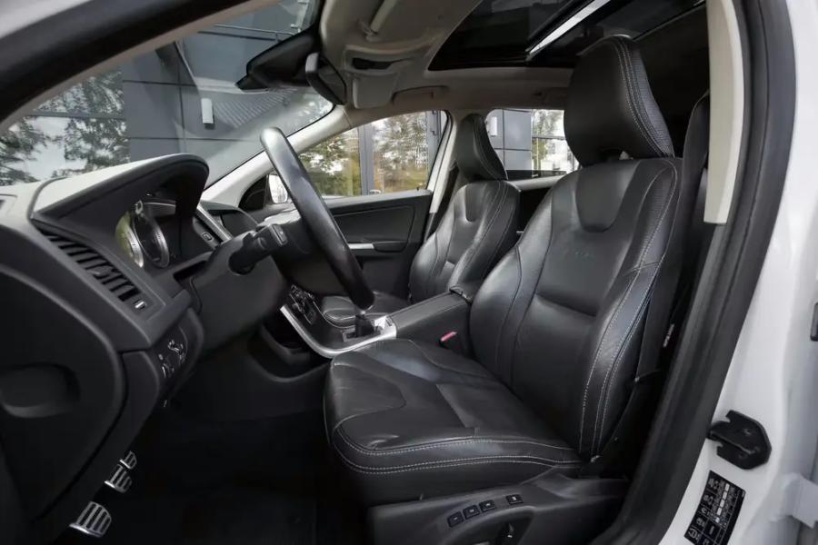 White Volvo XC60 2012 in Jelgava, with an engine capacity of 2.00 L and mileage of 295 thousand km for 9300 €, photo 14 on AUTOMOTO.COM.LV