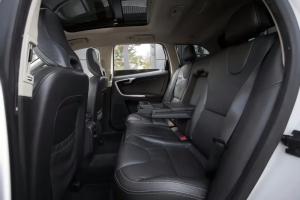 White Volvo XC60 2012 in Jelgava, with an engine capacity of 2.00 L and mileage of 295 thousand km for 9300 €, photo 16 on AUTOMOTO.COM.LV