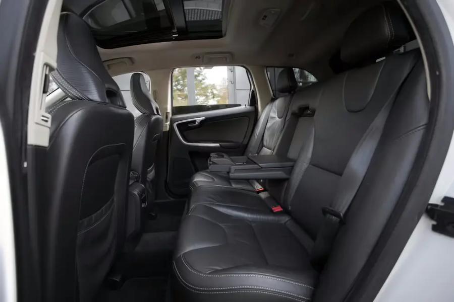 White Volvo XC60 2012 in Jelgava, with an engine capacity of 2.00 L and mileage of 295 thousand km for 9300 €, photo 16 on AUTOMOTO.COM.LV