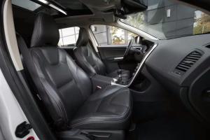 White Volvo XC60 2012 in Jelgava, with an engine capacity of 2.00 L and mileage of 295 thousand km for 9300 €, photo 19 on AUTOMOTO.COM.LV