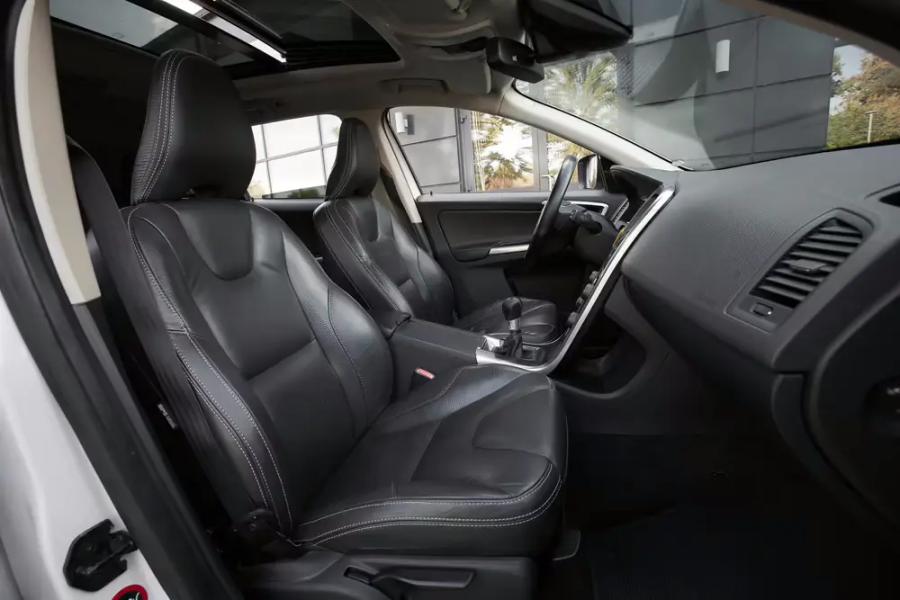 White Volvo XC60 2012 in Jelgava, with an engine capacity of 2.00 L and mileage of 295 thousand km for 9300 €, photo 19 on AUTOMOTO.COM.LV