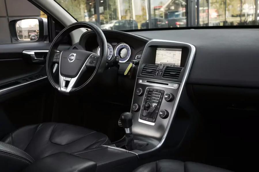 White Volvo XC60 2012 in Jelgava, with an engine capacity of 2.00 L and mileage of 295 thousand km for 9300 €, photo 23 on AUTOMOTO.COM.LV
