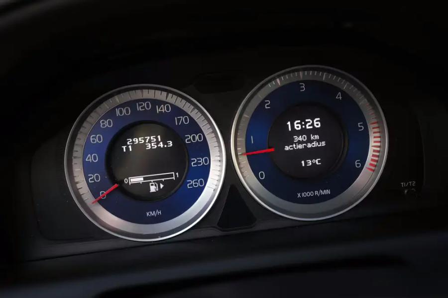 White Volvo XC60 2012 in Jelgava, with an engine capacity of 2.00 L and mileage of 295 thousand km for 9300 €, photo 30 on AUTOMOTO.COM.LV