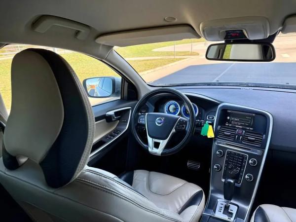 White Volvo XC60 2012 in Rezekne, with an engine capacity of 2.40 L and mileage of 280 thousand km for 10990 €, photo 7 on AUTOMOTO.COM.LV