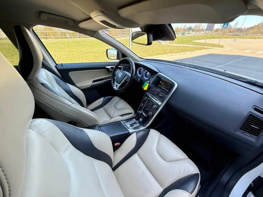 White Volvo XC60 2012 in Rezekne, with an engine capacity of 2.40 L and mileage of 280 thousand km for 10990 €, photo 9 on AUTOMOTO.COM.LV