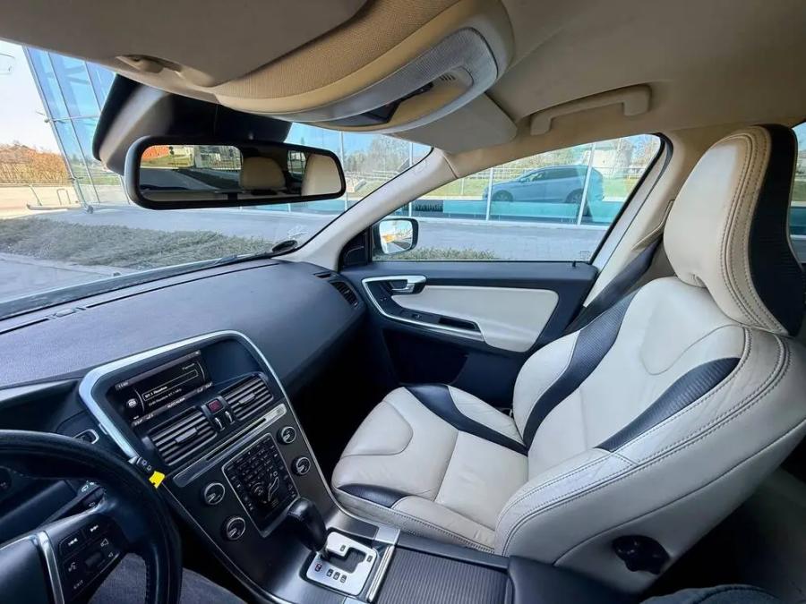White Volvo XC60 2012 in Rezekne, with an engine capacity of 2.40 L and mileage of 280 thousand km for 10990 €, photo 10 on AUTOMOTO.COM.LV