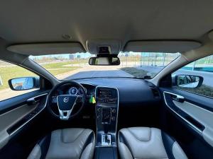 White Volvo XC60 2012 in Rezekne, with an engine capacity of 2.40 L and mileage of 280 thousand km for 10990 €, photo 11 on AUTOMOTO.COM.LV