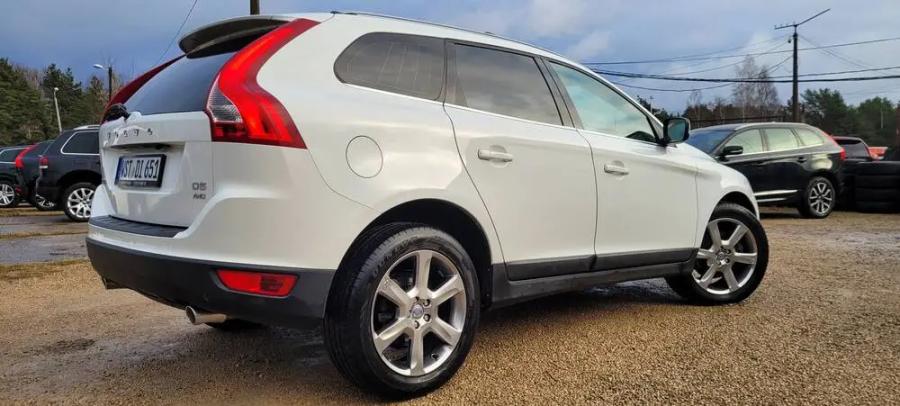 White Volvo XC60 2012 in Riga, with an engine capacity of 2.40 L and mileage of 287 thousand km for 10500 €, photo 7 on AUTOMOTO.COM.LV