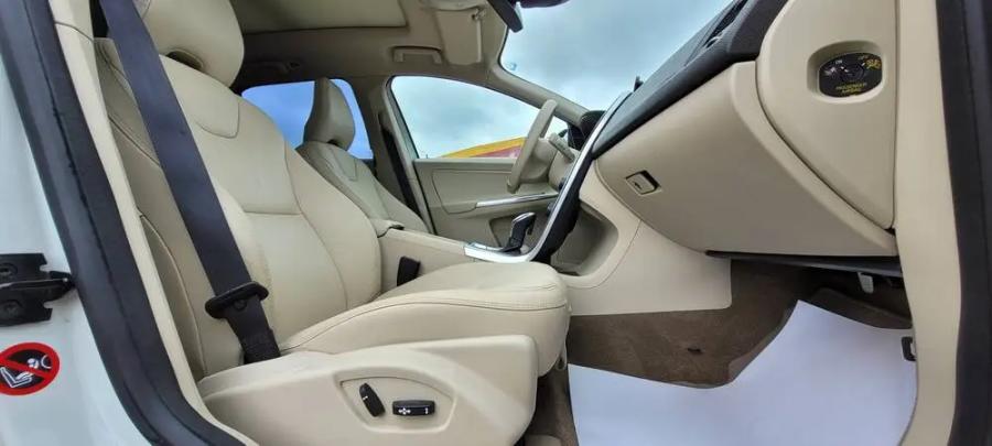 White Volvo XC60 2012 in Riga, with an engine capacity of 2.40 L and mileage of 287 thousand km for 10500 €, photo 14 on AUTOMOTO.COM.LV