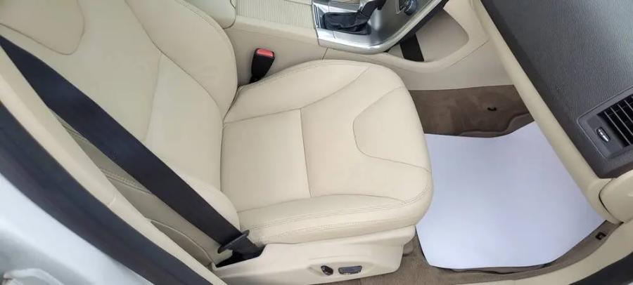 White Volvo XC60 2012 in Riga, with an engine capacity of 2.40 L and mileage of 287 thousand km for 10500 €, photo 15 on AUTOMOTO.COM.LV