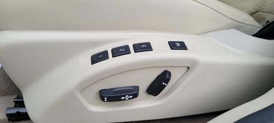 White Volvo XC60 2012 in Riga, with an engine capacity of 2.40 L and mileage of 287 thousand km for 10500 €, photo 17 on AUTOMOTO.COM.LV
