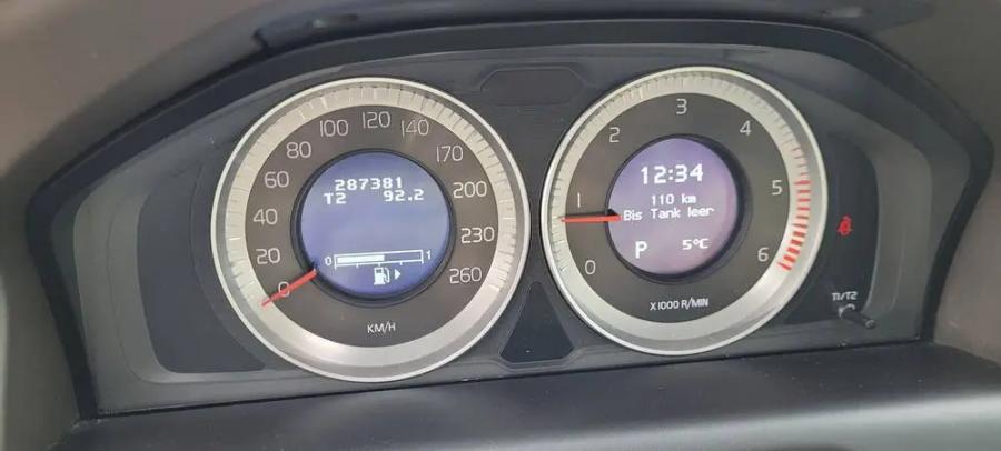 White Volvo XC60 2012 in Riga, with an engine capacity of 2.40 L and mileage of 287 thousand km for 10500 €, photo 19 on AUTOMOTO.COM.LV