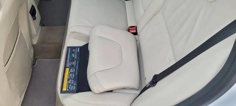 White Volvo XC60 2012 in Riga, with an engine capacity of 2.40 L and mileage of 287 thousand km for 10500 €, photo 26 on AUTOMOTO.COM.LV