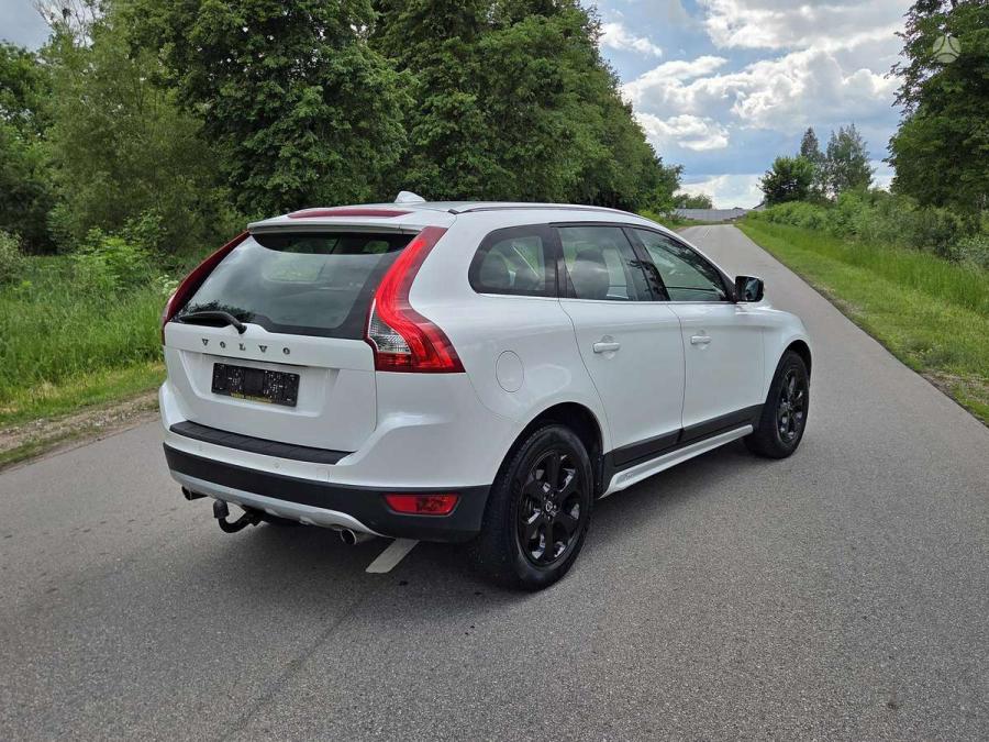 White Volvo XC60 2012 in Kaunas, with an engine capacity of 2.40 L and mileage of 270 thousand km for 8490 €, photo 4 on AUTOMOTO.COM.LV