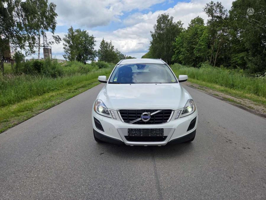 White Volvo XC60 2012 in Kaunas, with an engine capacity of 2.40 L and mileage of 270 thousand km for 8490 €, photo 9 on AUTOMOTO.COM.LV